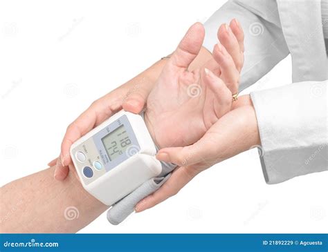 De Handen Van De Dokter Die Bloeddruk Meten Stock Afbeelding Image Of Kliniek Hoog 21892229