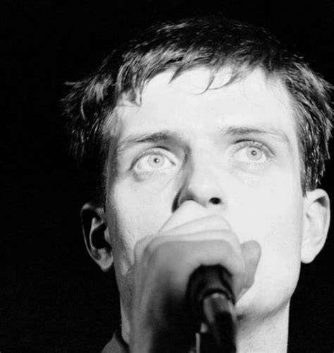 18 мая 1980 года на кухне своего дома повесился Иэн Кертис лидер группы Joy Division ему