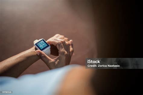 스포츠 훈련 후 심박수를 확인하는 아프리카 계 미국인 여성 여자에 대한 스톡 사진 및 기타 이미지 여자 스마트시계 시계 Istock
