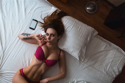 배경 화면 여자들 모델 초상화 침대에서 검게 그을린 문신 검은 손톱 입술에 손가락 평면도 머리 배 란제리 사람 핸드폰 의류 소녀 아름다움