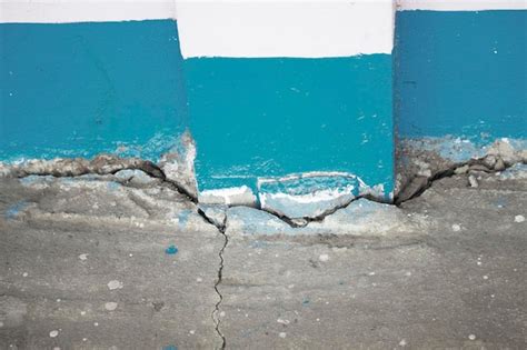 Premium Photo Concrete Structures Old Buildings Have Cracks