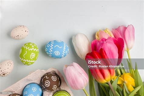 부활절 달걀 그리고 축 하에 대 한 공간을 가진 밝은 파란색 배경에 봄 튤립 근접 촬영의 꽃다발 0명에 대한 스톡 사진 및 기타 이미지 Istock