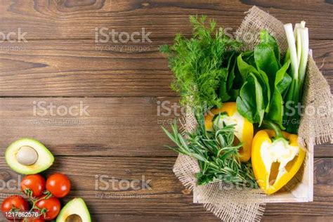 나무 배경에 신선한 야채 토마토 양배추 후추 파 아보카도 딜 파슬리 명확한 공간이 있는 최고 보기 가을에 대한 스톡 사진 및 기타 이미지 Istock