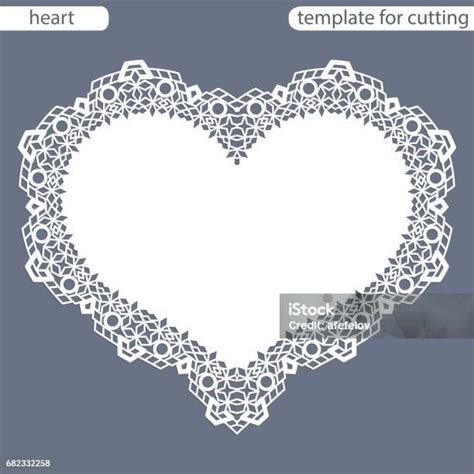 오픈 워크 테두리와 인사말 카드 케이크 아래 종이 Doily 마음의 형태로 절단을위한 템플릿 결혼식 초대장 장식 플레이트는 레이저 컷 벡터 일러스트레이션입니다 결혼식에 대한