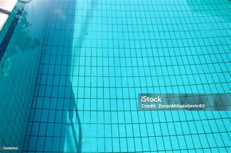 수영장 바닥 커 스틱 스 리플과 파도 배경으로 흐름 푸른 수영장의 표면 수영장에서 물 배경 맑은 빛 푸른 수영장 태양 반사와 물결 0명에 대한 스톡 사진 및 기타 이미지