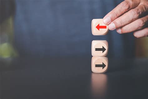 빨간 화살표와 다른 방향으로 나무 블록을 선택하는 젊은 사업가 리더십 개념과 비즈니스 경쟁의 성장 성공 기회를 위한 전략적 비전 변경 개발에 대한 스톡 사진 및 기타 이미지