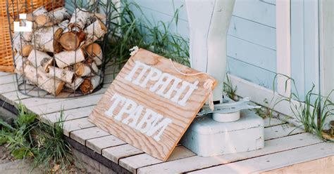 흰색 나무 창 근처에 갈색과 흰색 돌이 있는 갈색 나무 상자 사진 Unsplash의 무료 회색 이미지