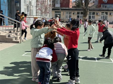 在西城区展览路第一小学，学生们利用大课间做各种游戏。 （学校供图