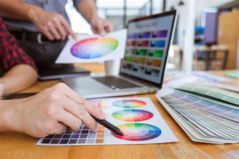 팀 회의 창조적인 그래픽 디자이너의 새 프로젝트에서 작업 선택 색상 및 그래픽 작업 도구 및 액세서리와 함께 태블릿 Cmyk에 대한 스톡 사진 및 기타 이미지 Istock