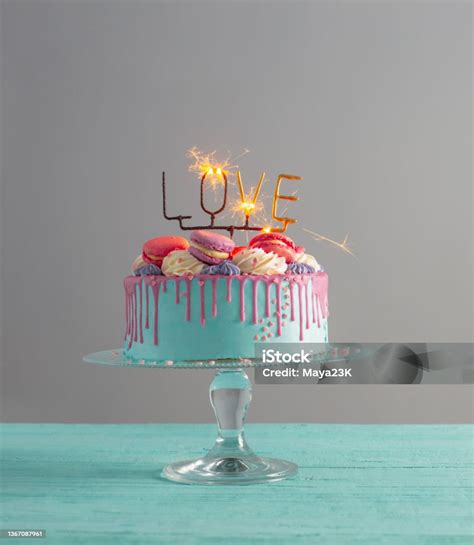 분홍색과 파란색 장식과 텍스트 사랑으로 불타는 스파클러와 케이크 갈색에 대한 스톡 사진 및 기타 이미지 갈색 공휴일 금색 Istock