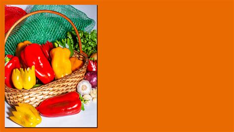 다양한 유기농 채소로 구성 고리 버들 바구니 안에 붉은 고추 피망 노란 고추 붉은 양파 마늘 및 파슬리 해독 다이어트 광고를위한 오렌지 공간 0명에 대한 스톡 사진 및 기타