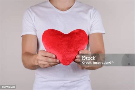 열정 생활 건강 건강 지원 도움 구호 커플 개념 큰 마음을 고립 된 회색 배경을 들고 잘 생긴 부드러운 마초 신사의 클로즈업 사진 스튜디오 초상화를 잘라 가리키기에 대한