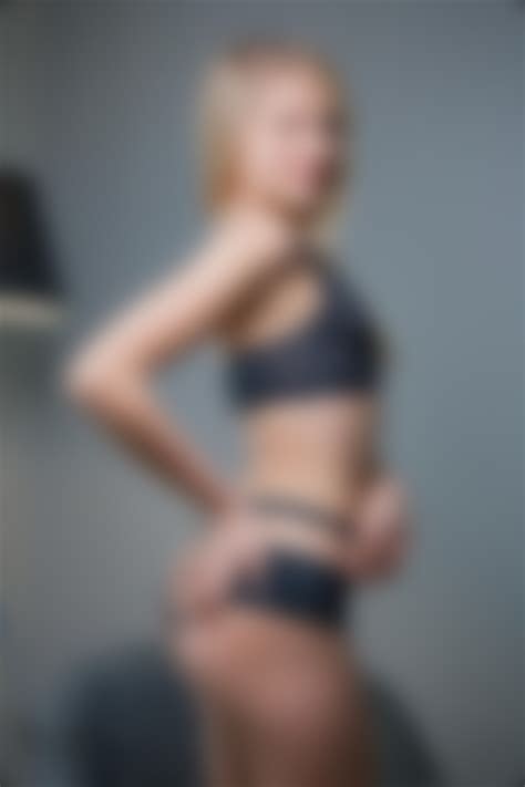 Elise Y Model Profile