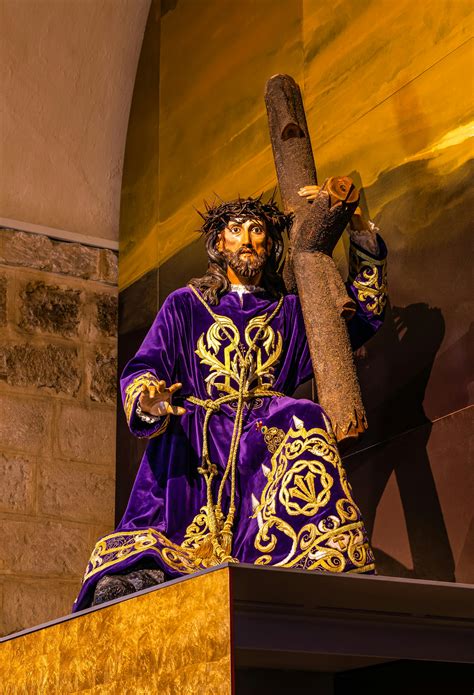 레온의 십자가를 지고 있는 예수의 종교적 동상 · 무료 스톡 사진