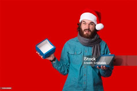 혼란스러운 젊은 수염을 기리는 남자가 열린 빈 선물 상자를 들고 있다 감정에 대한 스톡 사진 및 기타 이미지 감정 고름 공휴일 Istock