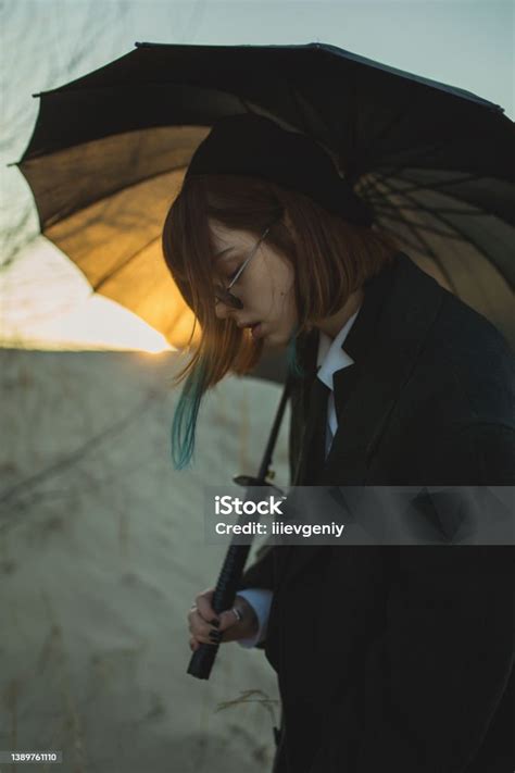 야외에서 일몰 배경에 검은 옷을 입은 빨간 머리 소녀 고딕 양식 자연에 우산어두운 코트아시아 패션 모델 검은 색 선글라스 세련된 의상 청소년 현대 스타일 하위문화 분위기