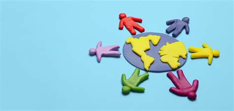 다른 종족의 사람들의 플라스 티 신 인형은 지구에 있습니다 상호 작용 커뮤니케이션 및 세계화의 다양 한 만화 예술 다양성에 대한 스톡 사진 및 기타 이미지 Istock