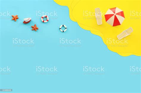 우산 아래 열대 바다와 해변 의자의 휴일 최고 보기 이미지 여름 여행 및 휴가 컨셉 갑판 의자에 대한 스톡 사진 및 기타 이미지 갑판 의자 개념 관광 Istock