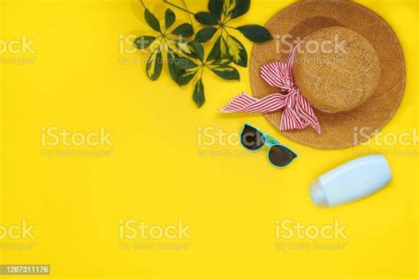 해변 시즌 액세서리 밀짚 모자 선글라스 자외선 차단제 및 노란색 배경에 격리 된 쉐플래어를 남깁니다 상단 보기 플랫 레이 개념에 대한 스톡 사진 및 기타 이미지 Istock