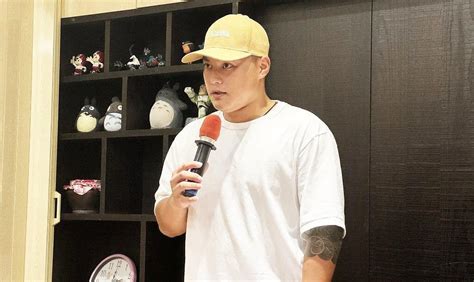 不是板模工！黃勇傳遭統一獅開除後在7 11值大夜 網讚：很親切但微波技術待加強 中天新聞網