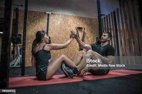 매력적인 부부는 판자하고 현대 체육관에서 손에 손을 잡고 2명에 대한 스톡 사진 및 기타 이미지 2명 건강한 생활방식