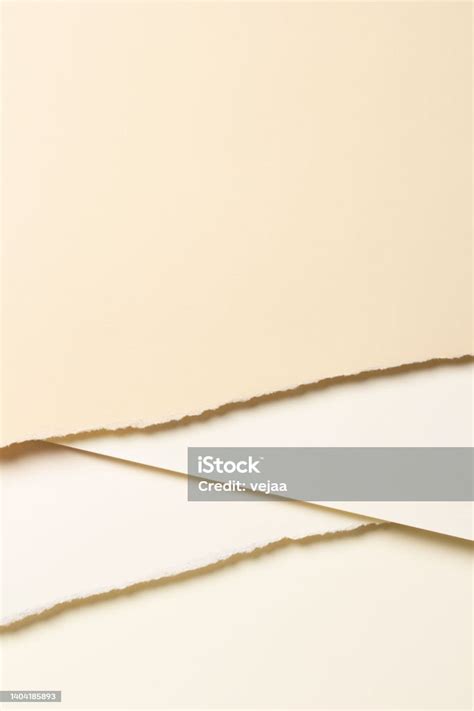 찢어진 그런 지가 기하학적 인 종이 배경을 찢었다 중성 베이지 색 색조의 기하학적 모양과 선을 가진 최소한의 수직 구성 잘려지거나 찢어진 종이에 대한 스톡 사진 및 기타