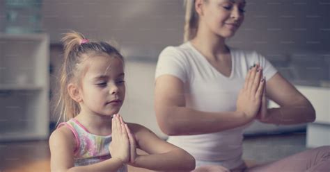 평화와 휴식을 위해서는 요가가 최고의 운동입니다 요가를 하는 엄마와 딸 사진 Unsplash의 아이 이미지