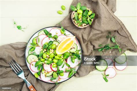 무 오이 녹색 완두콩 해바라기와 콩나물 완두콩과 아마씨를 곁들인 신선한 봄 샐러드 채식 건강 다이어트 식품 평면도 나무 주방 테이블 에다마메에 대한 스톡 사진 및 기타
