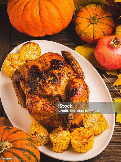 추수감사절에 구운 칠면조 또는 닭고기와 제철 채소 수확 호박 옥수수 사과 0명에 대한 스톡 사진 및 기타 이미지 0명 가을 갈색 Istock