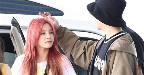 여자아이들 우기 흐트러진 머리카락 정리해 주는 친절한 매니저 포토엔hd