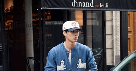 더보이즈 주연 프랑스 파리 포착핑크 가방도 트렌디하게