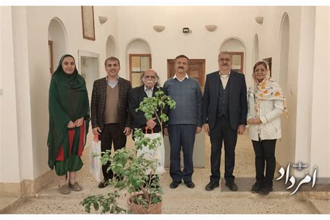 بازدید استاد کزازی از موزه اسناد و نسخ خطی مهربان پولاد امرداد