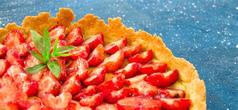 커스터드 바닐라 크림으로 채워진 신선한 홈메이드 딸기 쇼트크러스트 타르트 파이 트렌디 한 팬텀 블루 코스모스 배경에 슬라이스