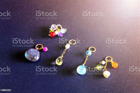 레몬 석 영 루비 진주 Labradorite 인회석 녹색 옥수 블루 토 파 즈 목걸이 매력 검은 배경에 고립 0명에 대한 스톡 사진 및 기타 이미지 Istock