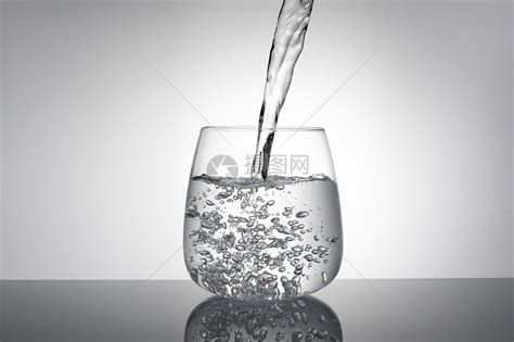 往杯子里倒水高清图片下载 正版图片501728506 摄图网