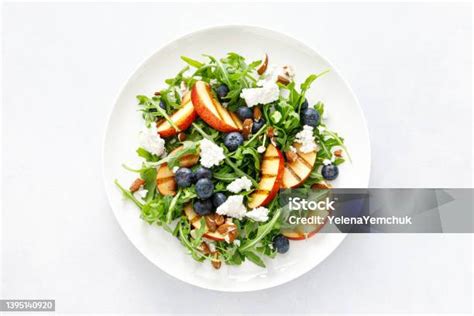 복숭아 블루 베리 및 아루굴라 신선한 과일 샐러드와 치즈와 아몬드 견과류 상단 전망 샐러드에 대한 스톡 사진 및 기타 이미지 샐러드 접시 음식 Istock
