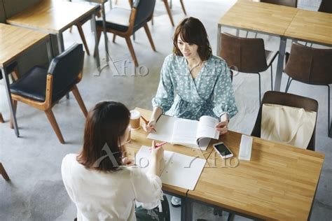 友達とカフェで勉強する日本人女性 110201991 の写真素材 アフロ