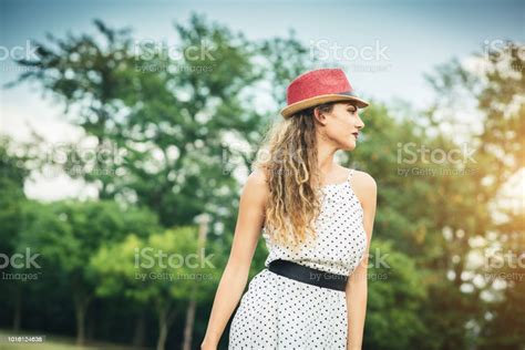 공원에 있는 재미 모자와 아름 다운 여자 및 자유 시간을 즐길 수 20 29세에 대한 스톡 사진 및 기타 이미지 20 29세 곱슬 머리 공원 Istock