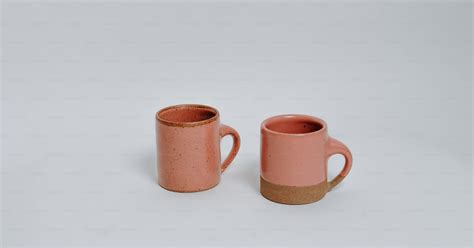 분홍색 컵 두 개가 나란히 앉아 있습니다 사진 Unsplash의 커피 머그잔 이미지