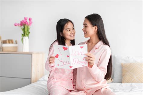 다행 한국 십대 딸과 밀레니엄 여성 에 핑크 잠옷 보유 엽서 에 침실 인테리어 아이에 대한 스톡 사진 및 기타 이미지 아이 어머니 파자마 Istock