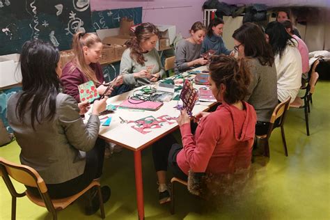 Alla ‘pianeta Bimbi Le Mamme Confezionano Auguri E Catalogano I Libri