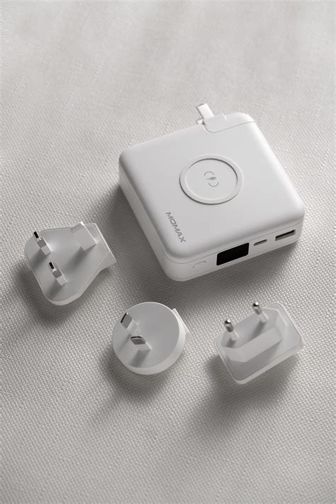 MOMAX Q Power Plug Intelligent Digital Display Multi Function Wireless Charger Power Bank