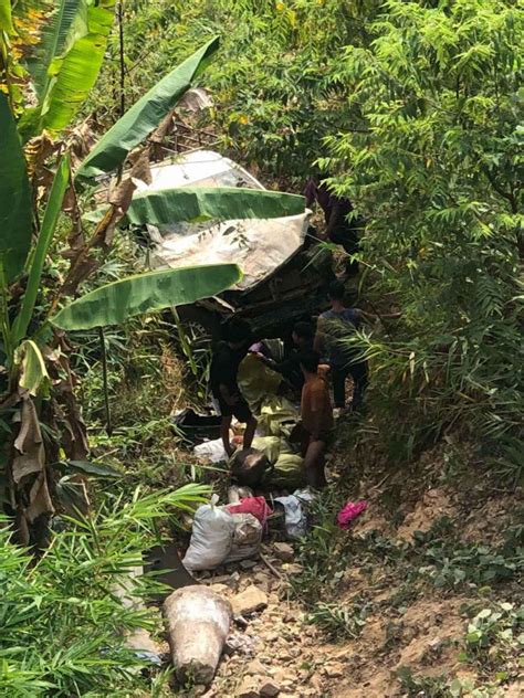 ရေး ထားဝယ်လမ်းတွင် ဈေးဝယ်ပြန်လာသော ကားတစ်စီး ပေ ၄၀ အနက်ရှိ ချောက်အတွင်း ထိုးကျတိမ်းမှောက်၍ ကားပေ