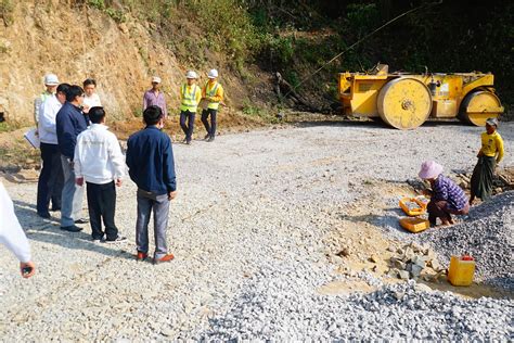 မူဆယ်မြို့နယ်တွင် ပြည်နယ်ငွေလုံးငွေရင်းရန်ပုံငွေဖြင့် ဆောင်ရွက်လျက်ရှိသော ကျေးလက် လမ်းများအား က