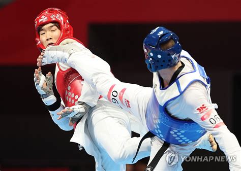 금메달 향해 발차기하는 박우혁 연합뉴스