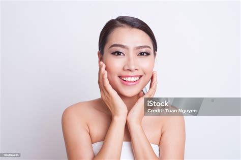 하얀 배경에 고립 된 건강 피부 치아와 머리와 당신에게 매력적인 미소와 아름다움 여자 아시아의 아름다움 가리키기에 대한 스톡