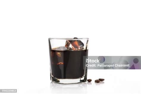 아메리카노 아이스 커피와 커피 원두가 하얀 배경에 펼쳐져 있습니다 0명에 대한 스톡 사진 및 기타 이미지 0명 갈색 구이 Istock