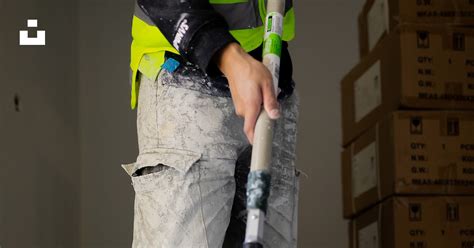 페인트 롤러를 들고 벽을 칠하는 남자 사진 Unsplash의 무료 뉴질랜드 이미지