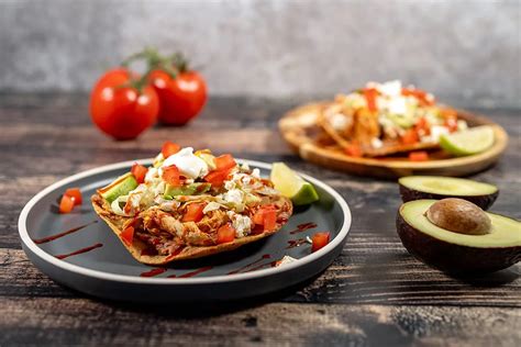 Tostada Met Kip En Bonen Gefrituurde Mexicaanse Tortillas