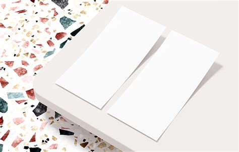 디자인 프리젠 테이션을위한 두 개의 Dl 플라이어 모형 빈 용지 3d 그림의 배경에 대리석 테라조가있는 흰색 빈 전단지 템플릿